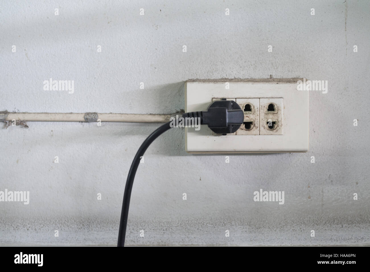 Close-up de vieux socket, prise électrique avec prise de courant, prise ...