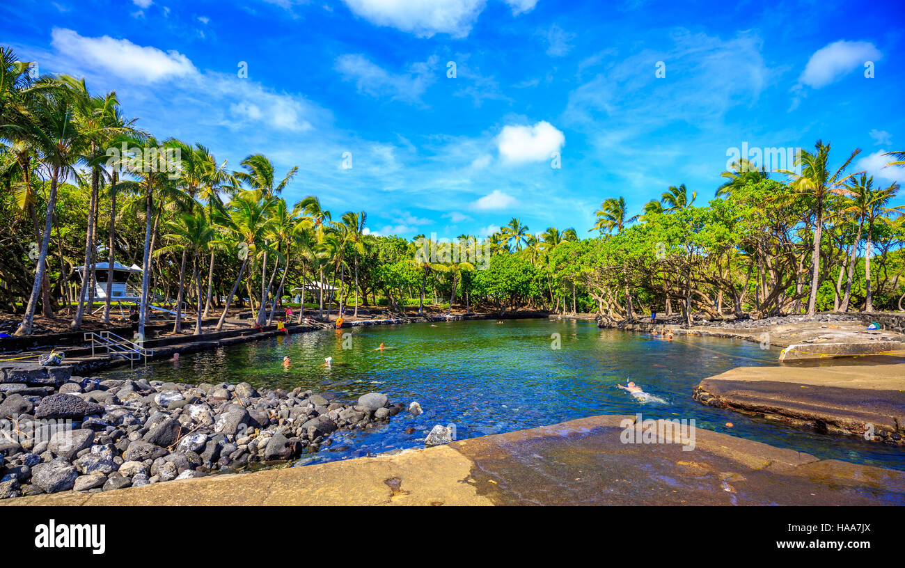 La Puna, Hawaii - 2 décembre 2014 : La marée dans la piscine et plage d ...