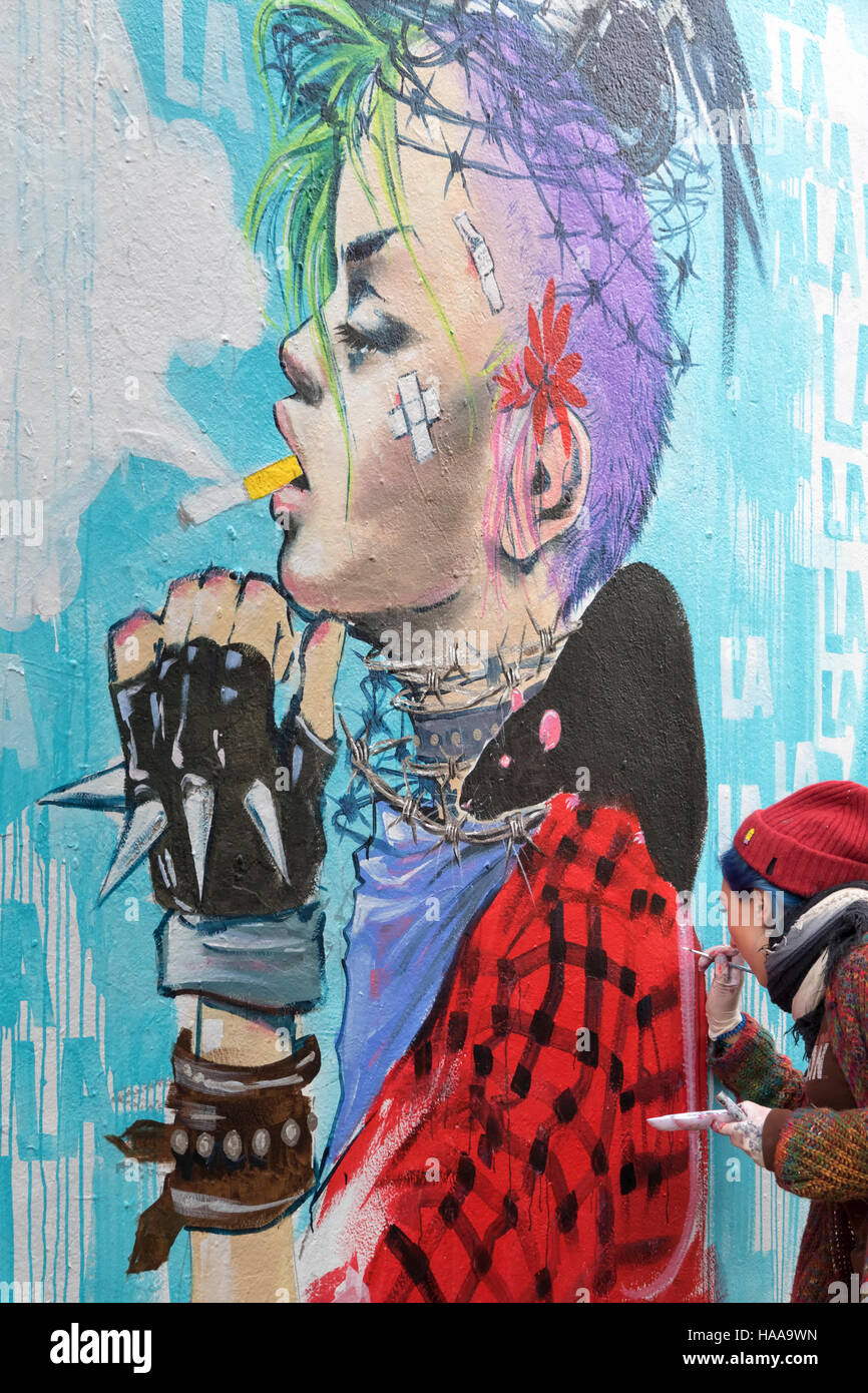 Uk femelle graffiti urbain street artist travaillant Banque de ...