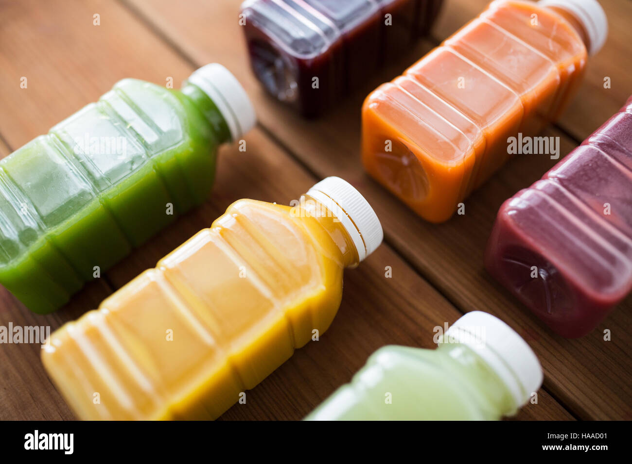 Bouteilles avec différents jus de fruits ou de légumes Photo Stock - Alamy