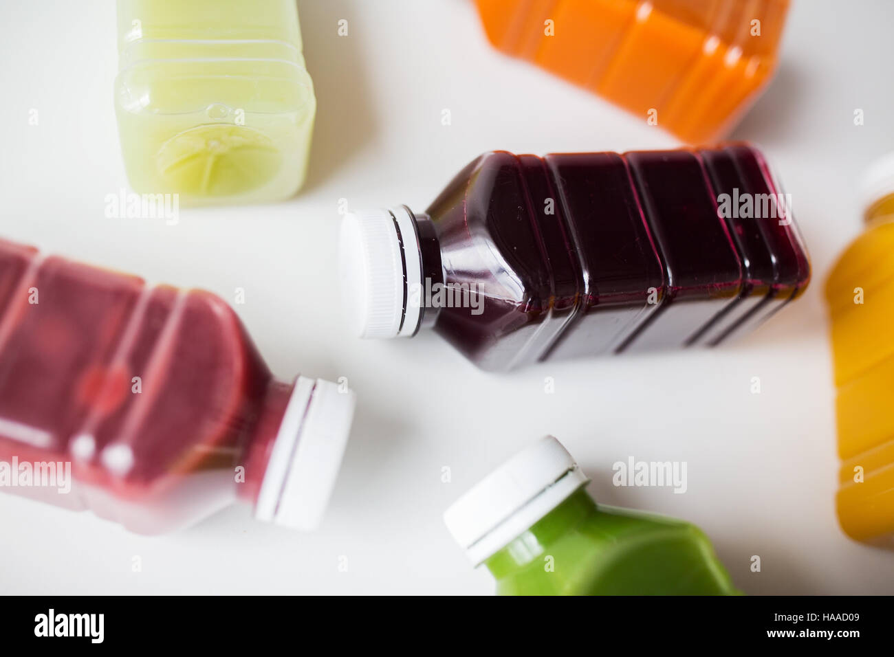 Bouteilles de jus de fruits ou de légumes différents Photo Stock - Alamy