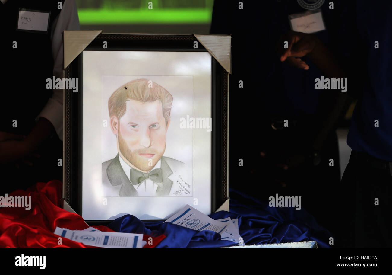 Le prince Harry est présenté avec un portrait de Grand Anse Beach comme ...