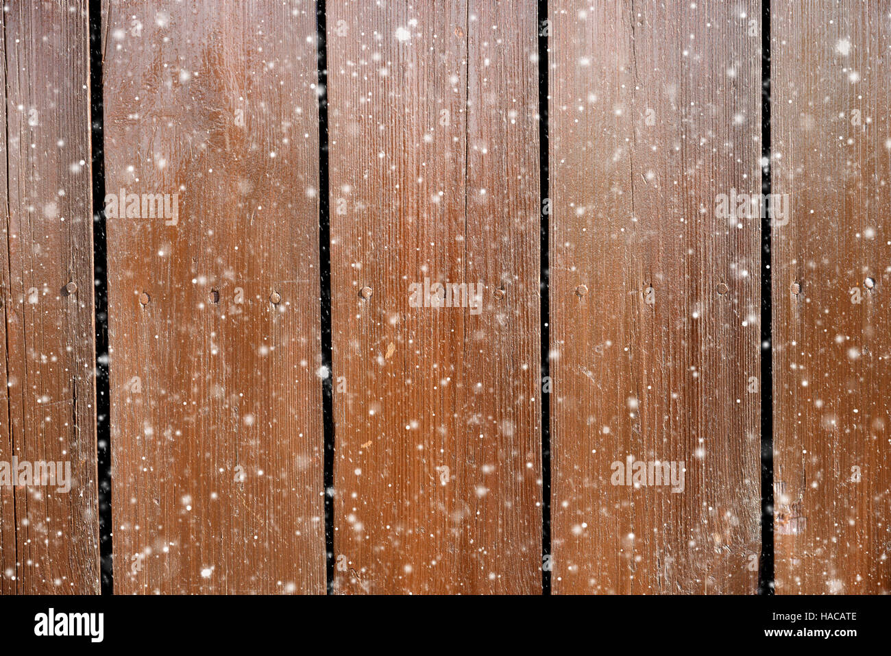 Fond d'hiver avec des chutes de neige sur l'ancien mur de la grange en ...