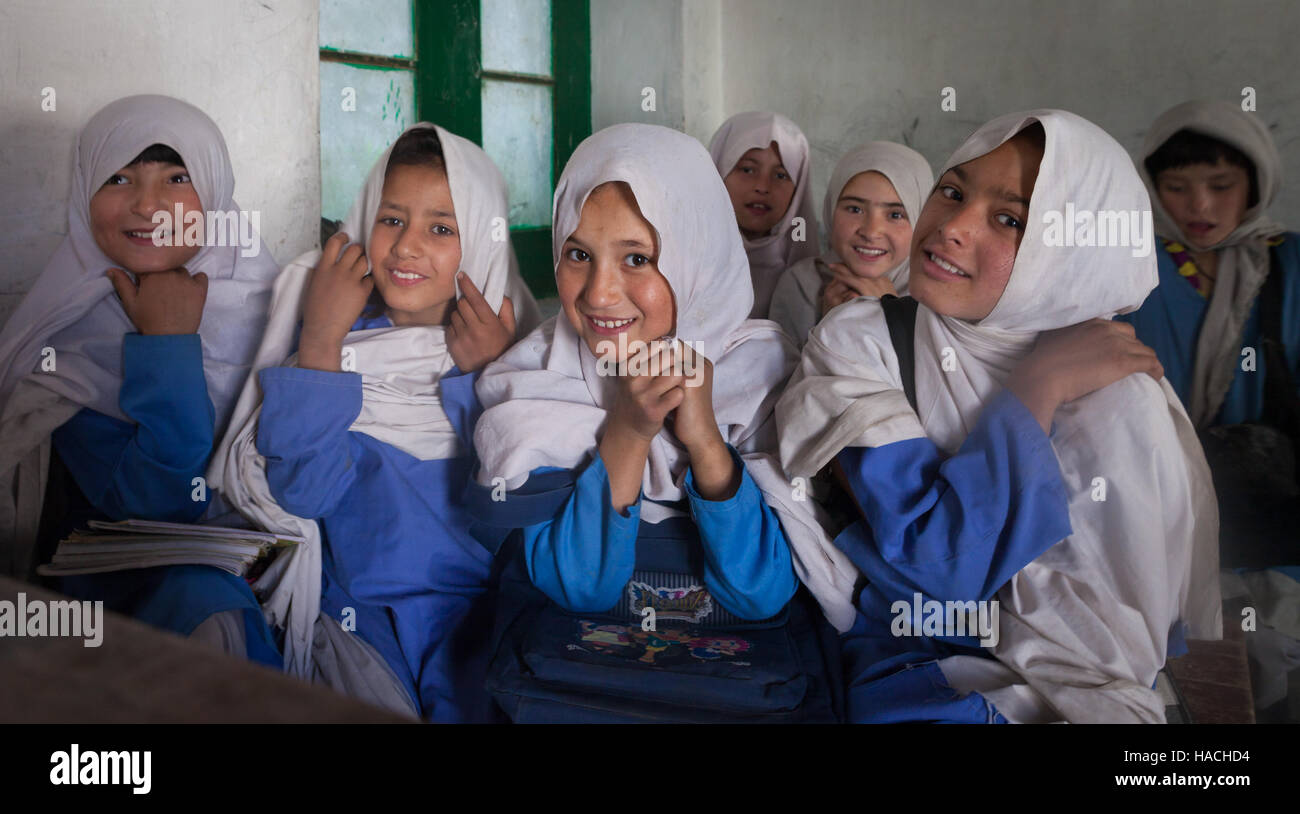 Les écolières musulmanes en uniforme de l'école islamique smiling in ...