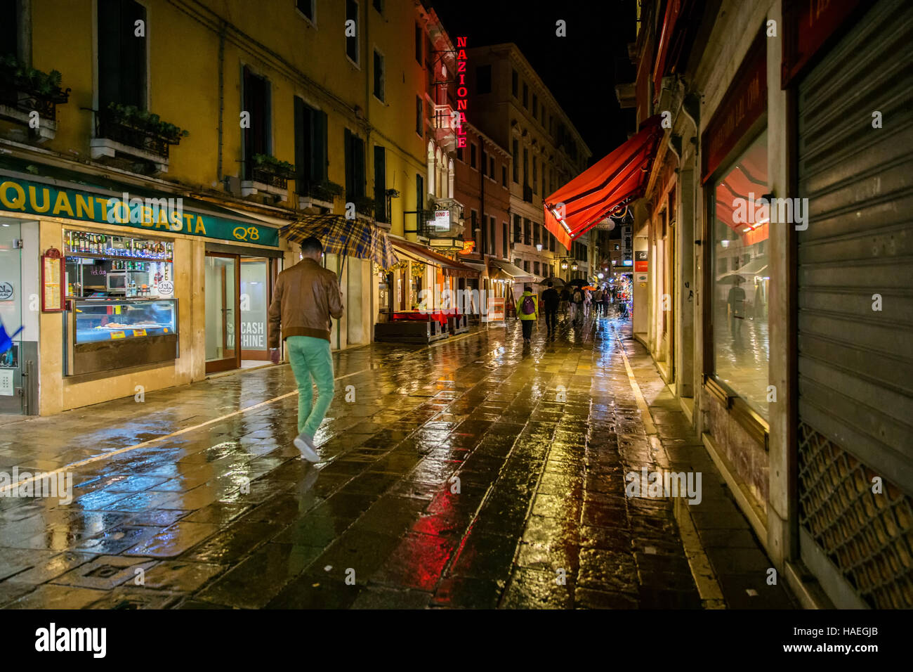 Venice rain parapluie la nuit Banque de photographies et d’images à ...