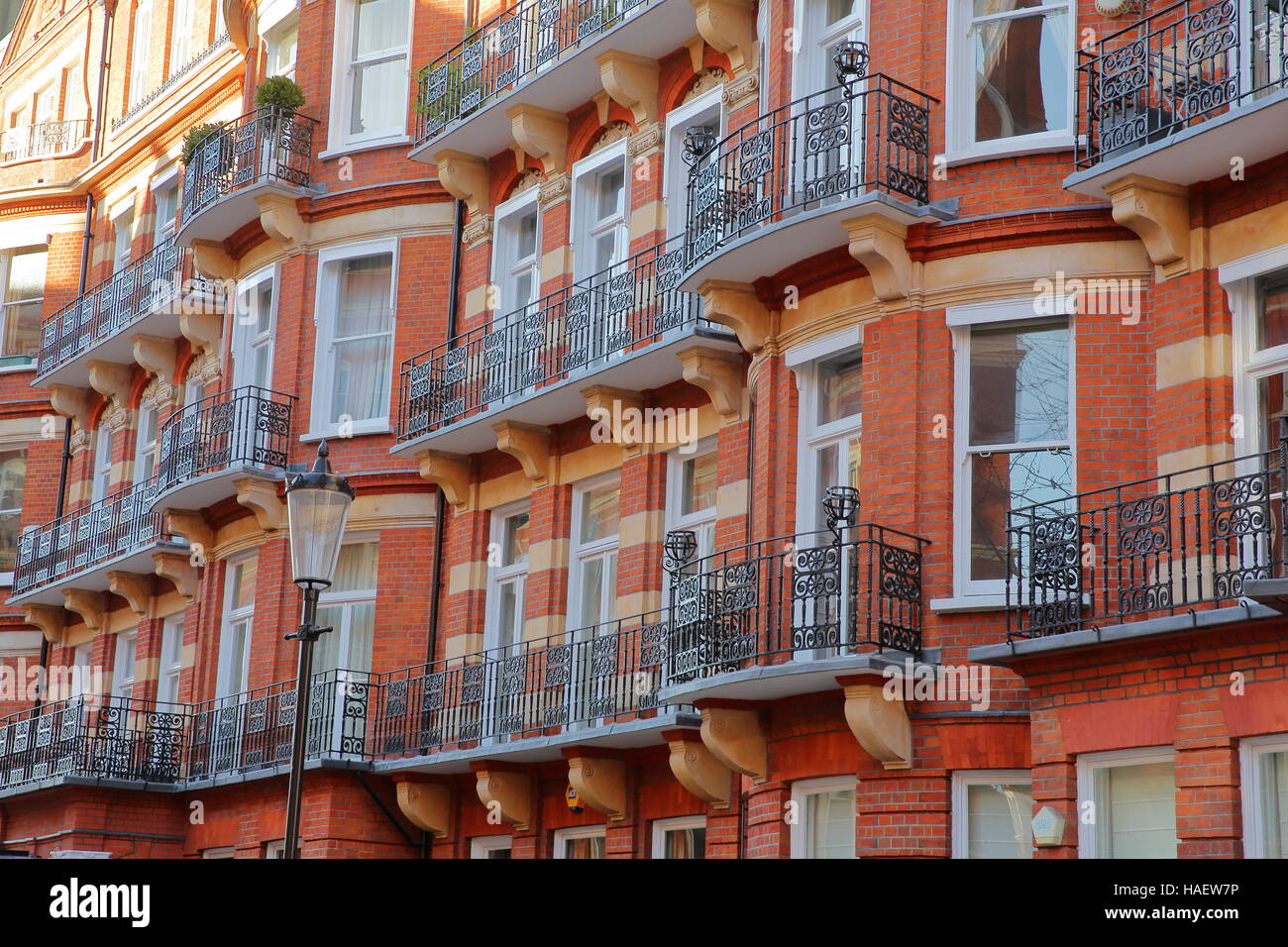 LONDON, UK : Demeure victorienne en briques rouges façades de maisons ...