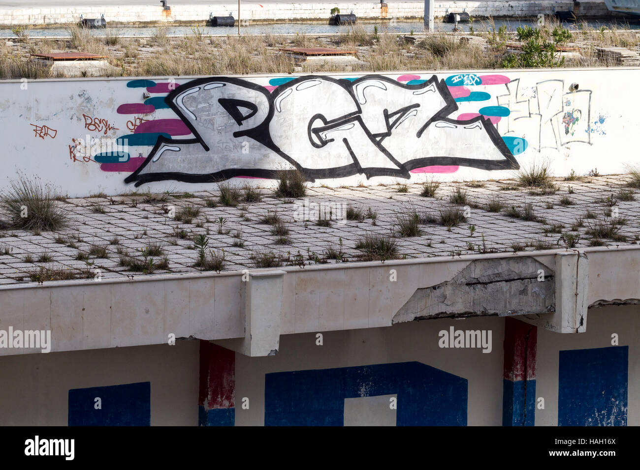 Des graffitis sur des bâtiments abandonnés dans le port de Split, Croatie Photo Stock - Alamy