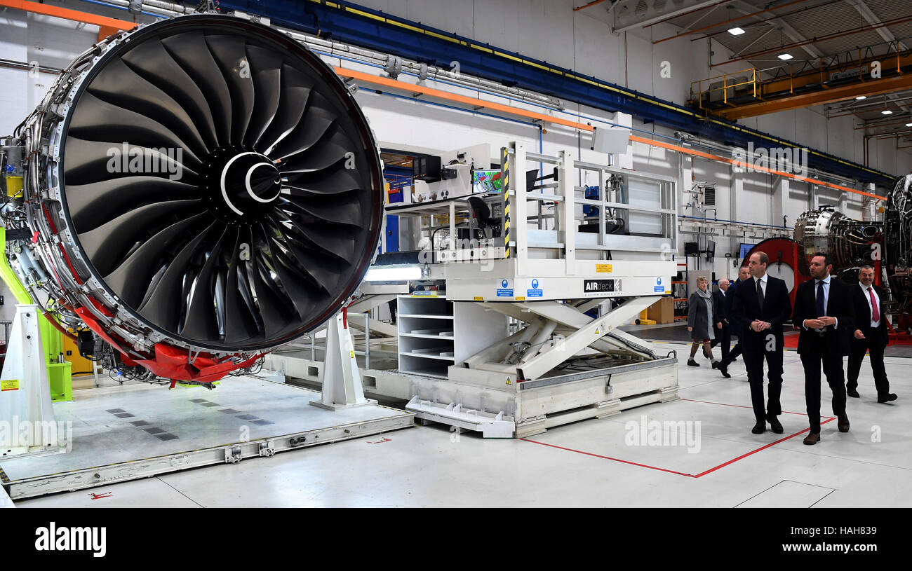 Le duc de Cambridge (à gauche) est illustré d'un moteur Rolls Royce XWB ...