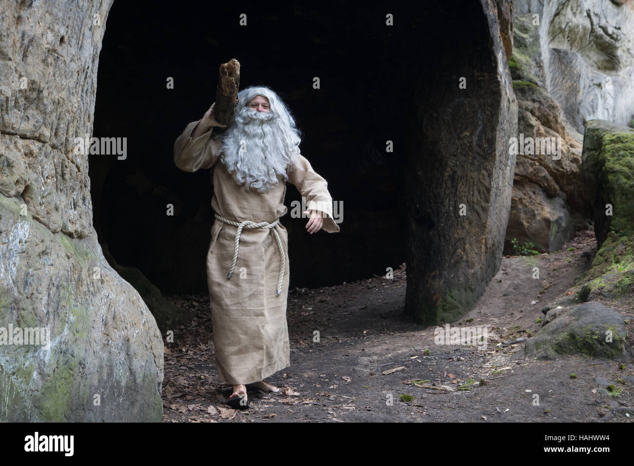 Le moine barbu porte log. Le vieil ermite travaillant dans une grotte ...