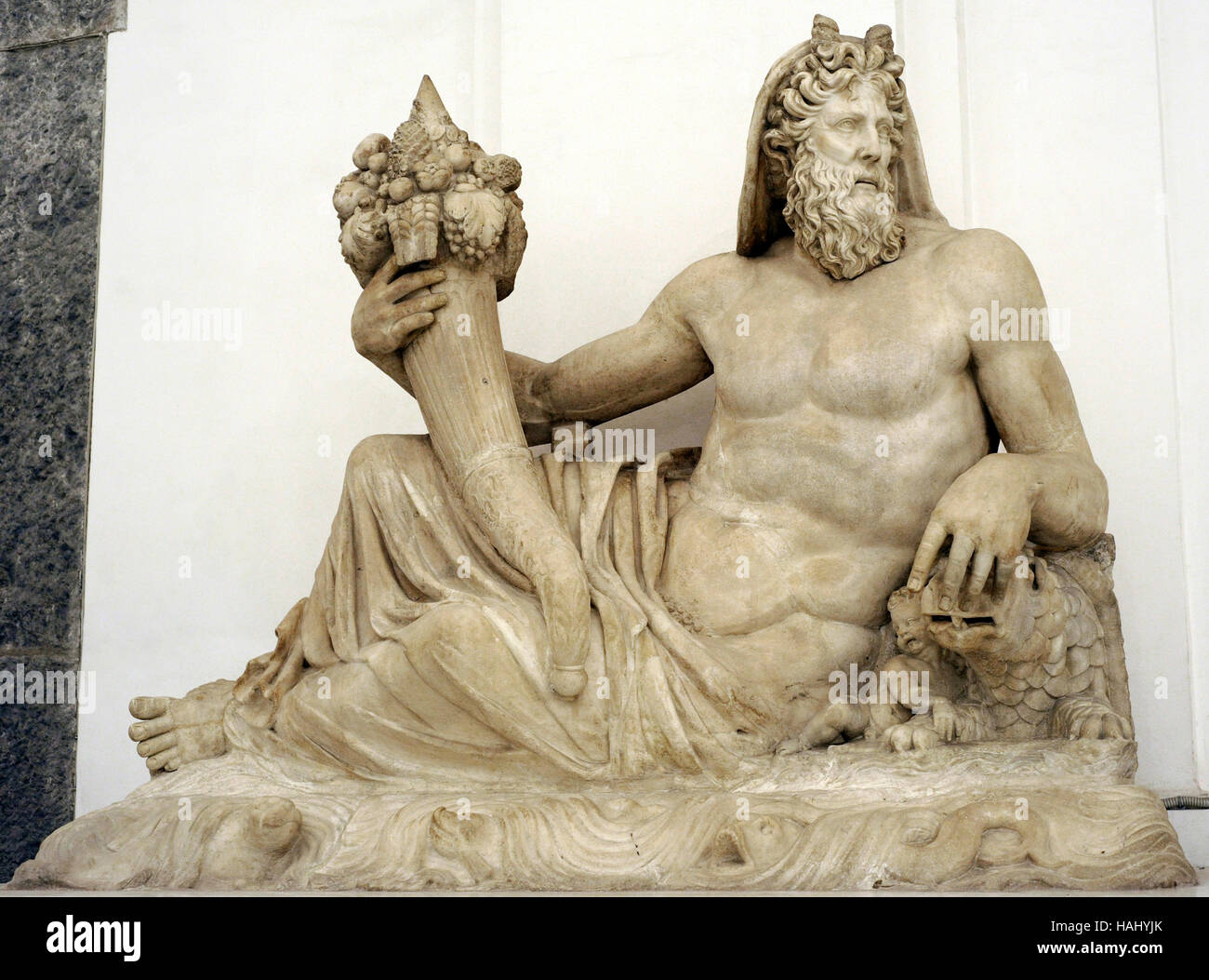 Statue d'une divinité de la rivière avec cornucopia. Collection Farnese ...
