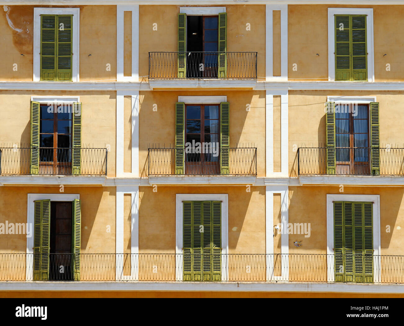 Immeuble avec balcons Banque de photographies et d’images à haute ...