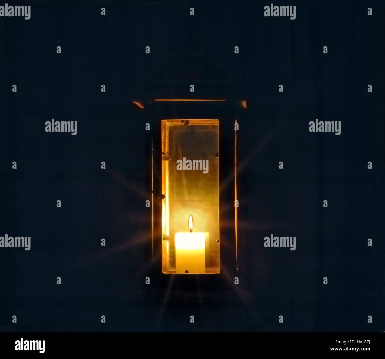 Cierge allumé dans la vieille lanterne Photo Stock - Alamy