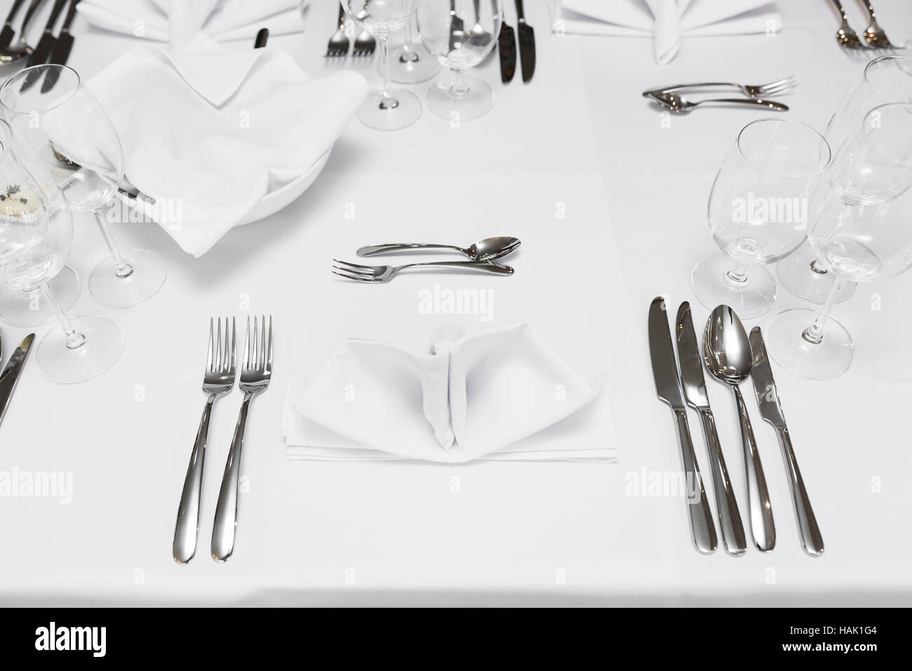 Restaurant table avec couverts et verres Photo Stock - Alamy