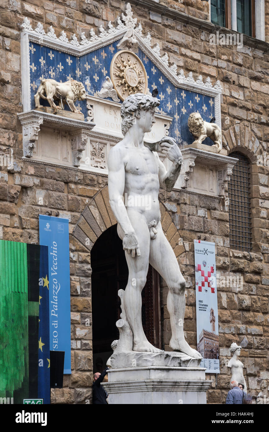 Une reproduction de la statue de David de Michel-Ange, la Piazza della ...