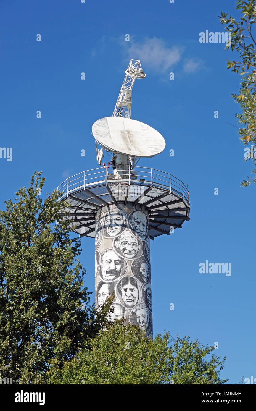 Radiotélescope est une forme d'antenne directionnelle utilisée en ...