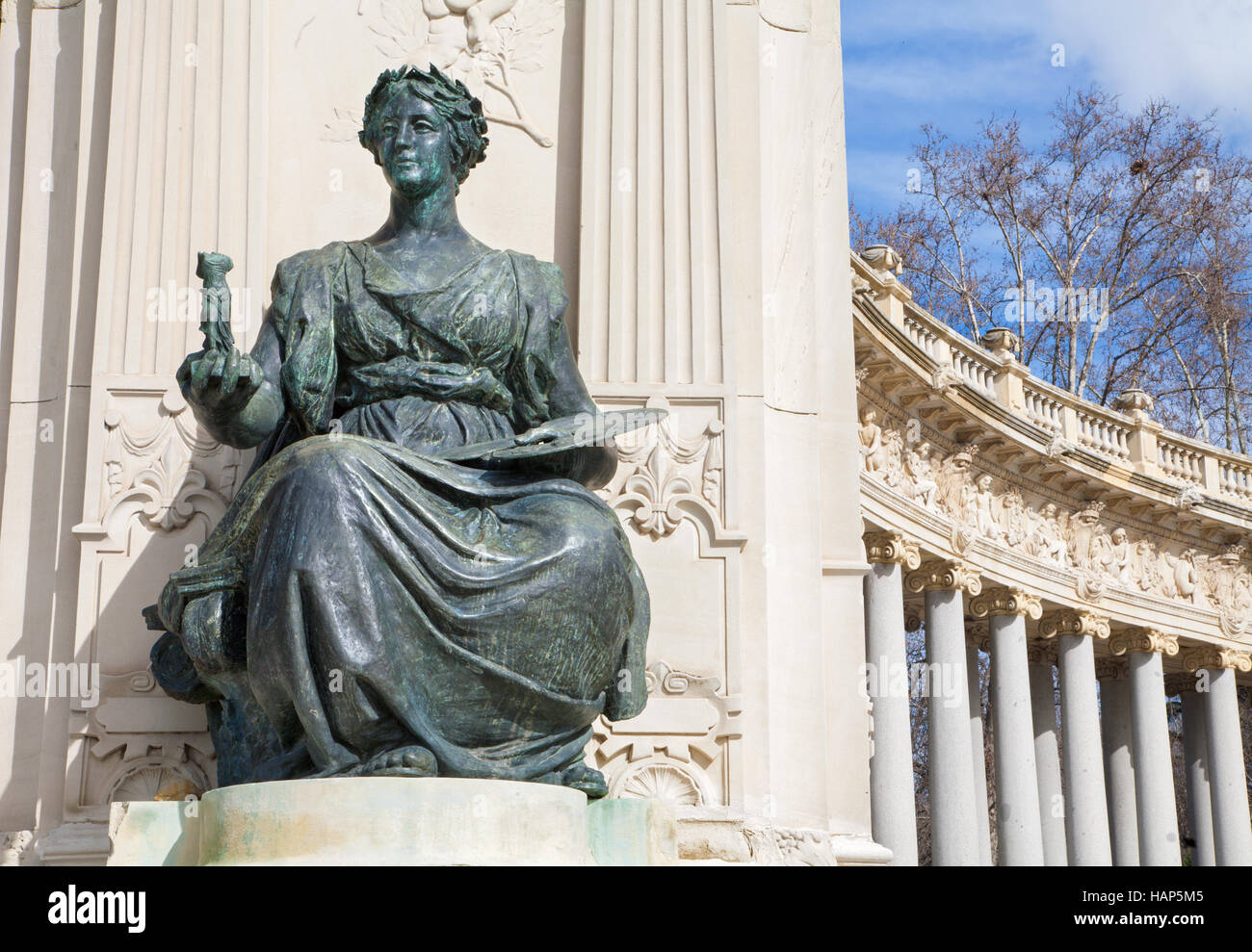 Statue d'Athéna déesse de l'art dans la partie latérale du monument d ...