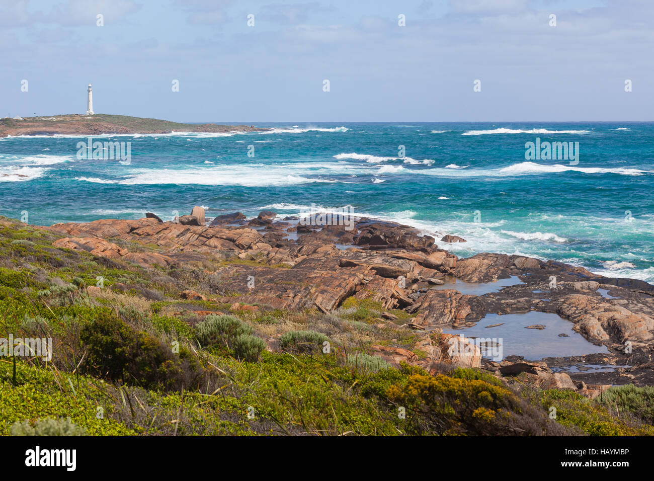 Phare du Cap Leeuwin, à la pointe sud-ouest de l'Australie, où deux ...