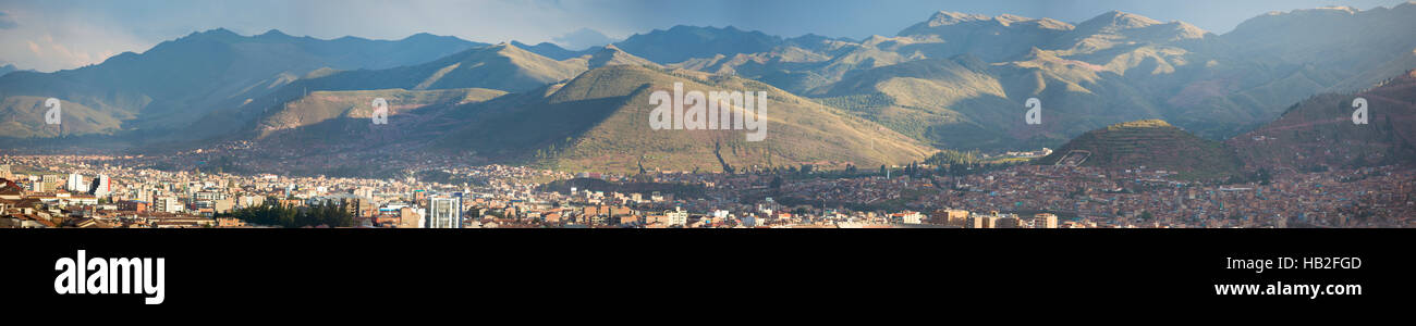 Panorama et vue aérienne de la ville de Cusco et la montagne andine ...