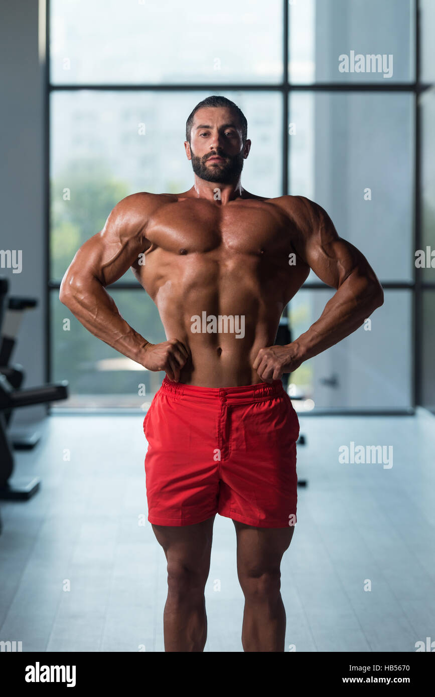 Portrait d'un jeune homme en bonne forme physique montrant son corps ...