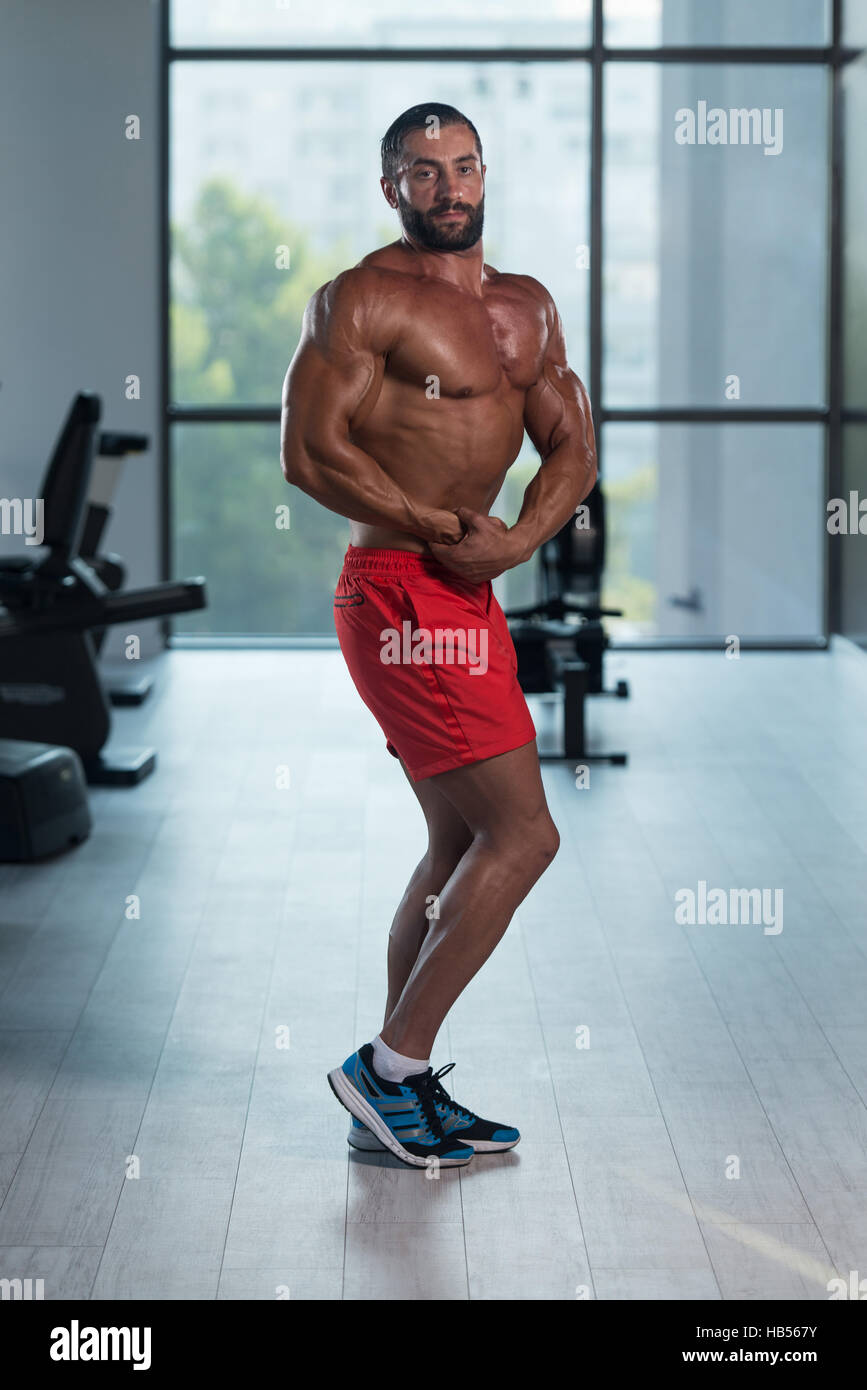 Portrait d'un jeune homme en bonne forme physique montrant son corps ...