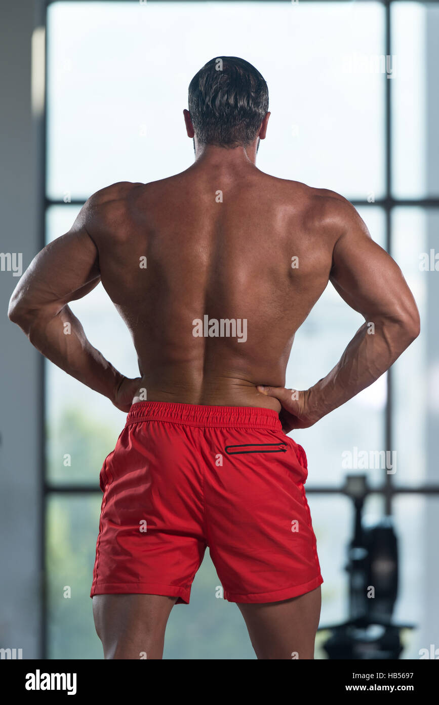 Portrait d'un jeune homme en bonne forme physique montrant son corps ...