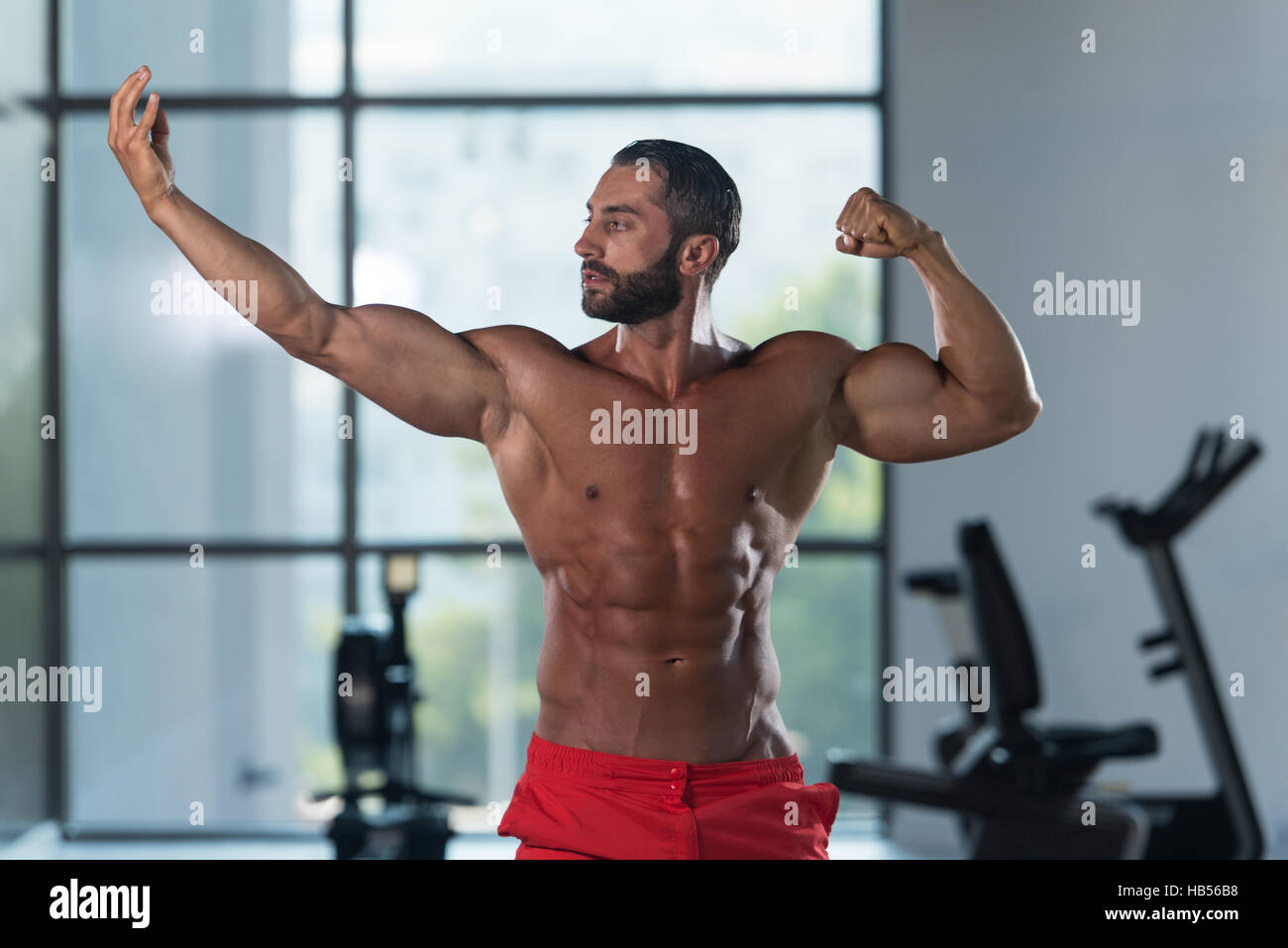 Portrait d'un jeune homme en bonne forme physique montrant son corps ...