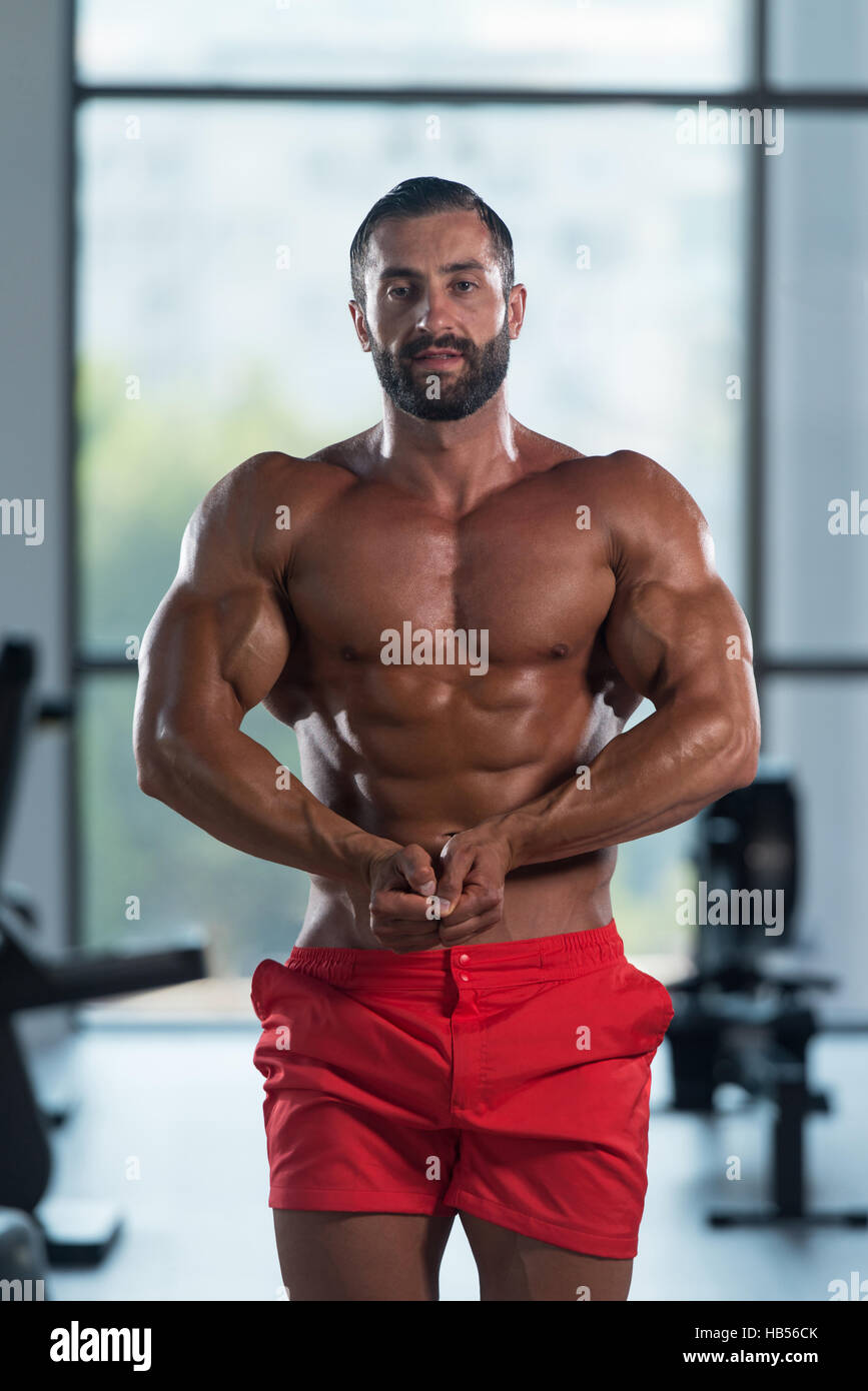 Portrait d'un jeune homme en bonne forme physique montrant son corps ...