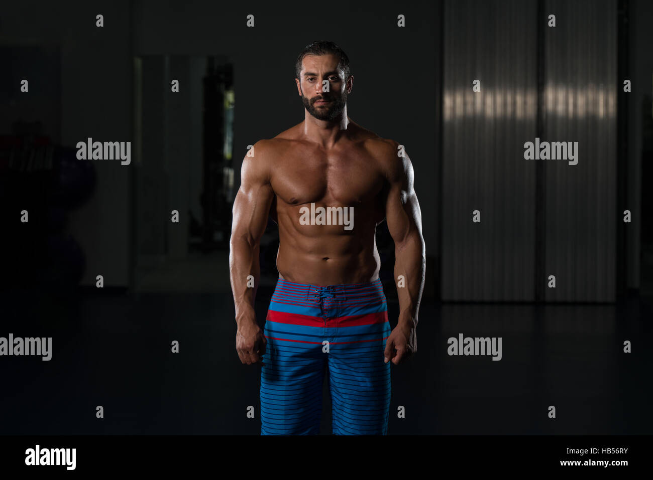 Portrait d'un jeune homme en bonne forme physique montrant son corps ...