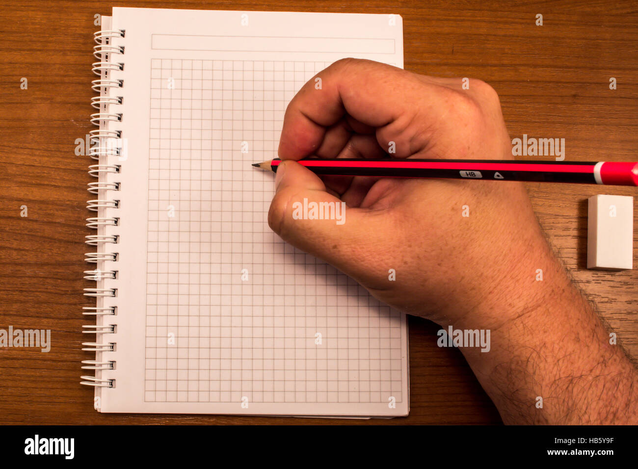 Main avec un crayon Banque de photographies et d’images à haute ...