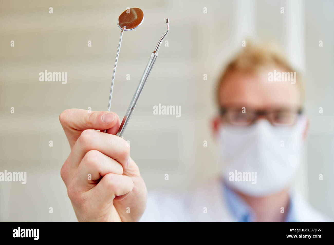 Sonde et miroir comme instruments dentaires pour l'examen Photo Stock ...