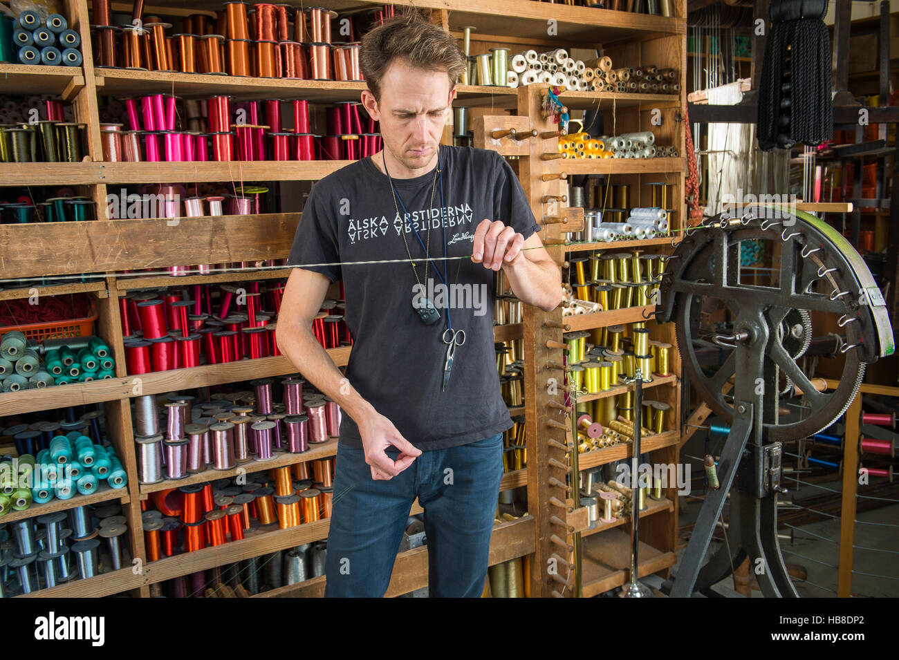 Passementerie bouilloire, tressage cordon homme gimp sur la torsion des ...