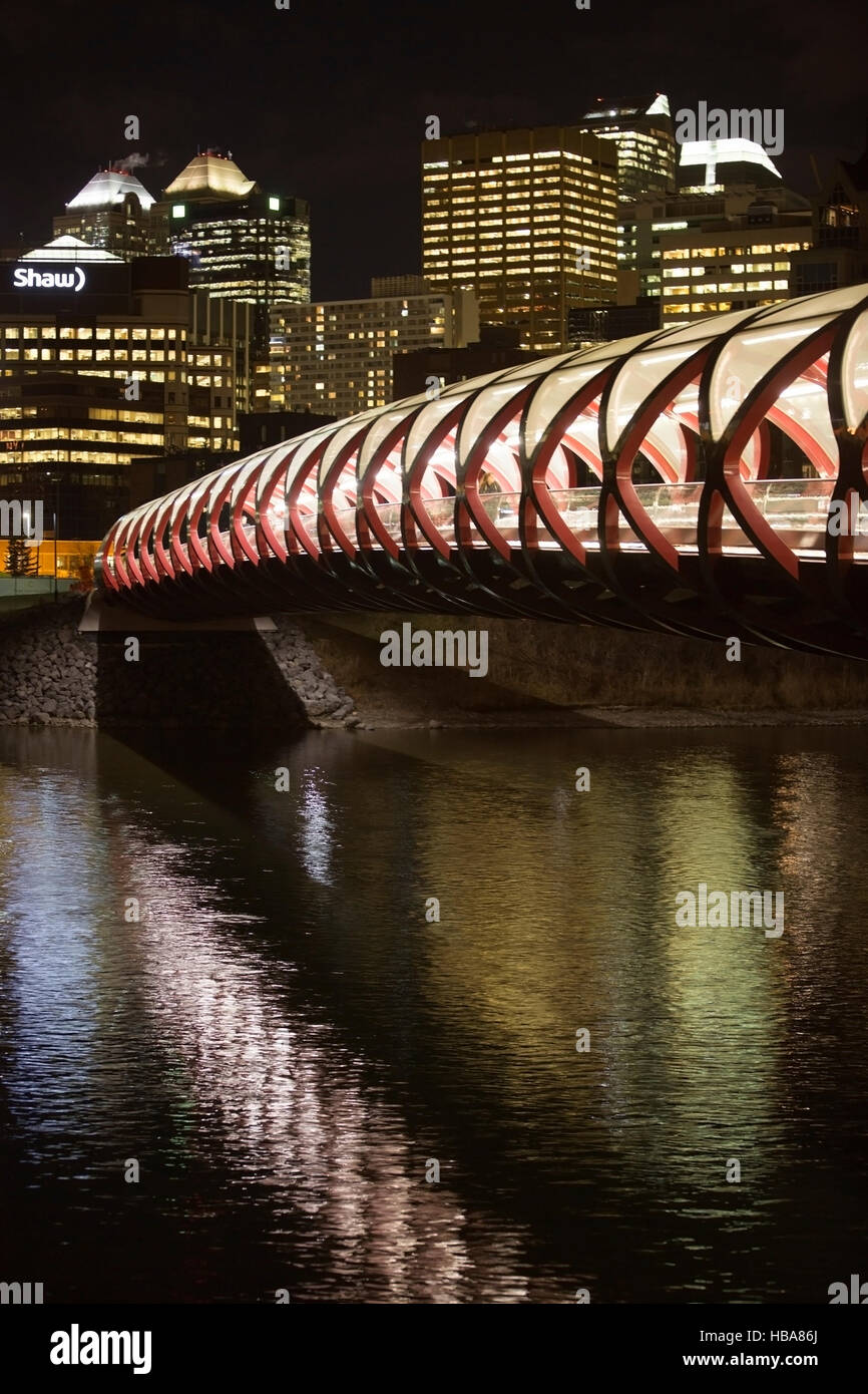Pont Peace avec des panneaux de verre sur le toit illuminés la nuit, le ...