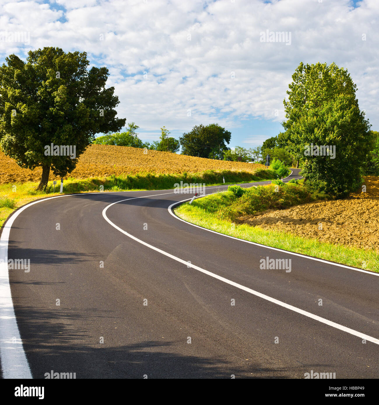 Route pavée Banque de photographies et d’images à haute résolution - Alamy