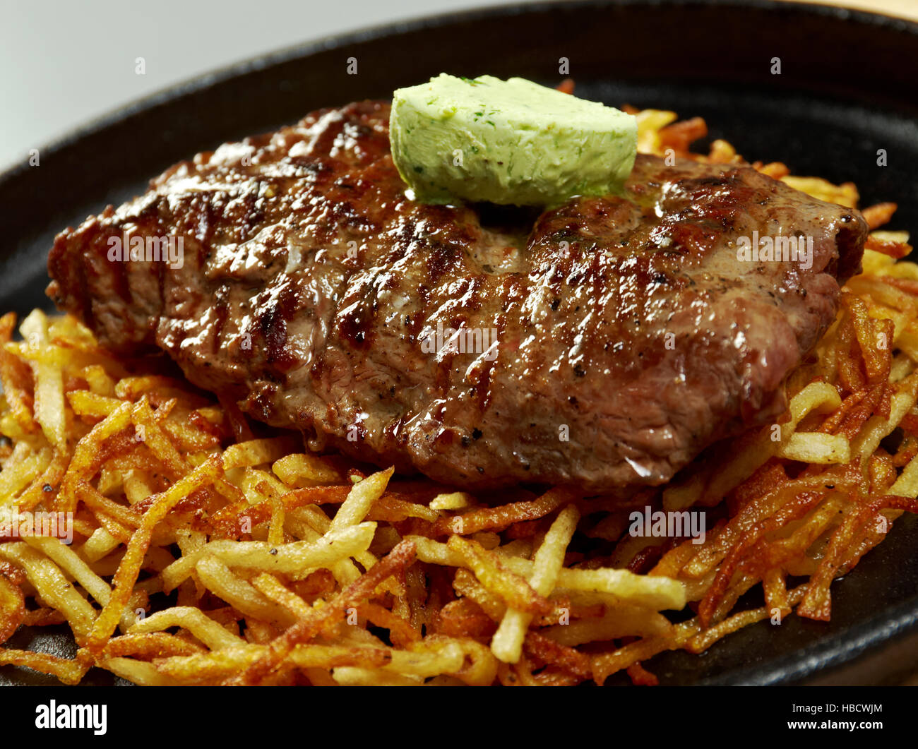 Steak de boeuf avec pommes de terre Banque de photographies et d’images ...
