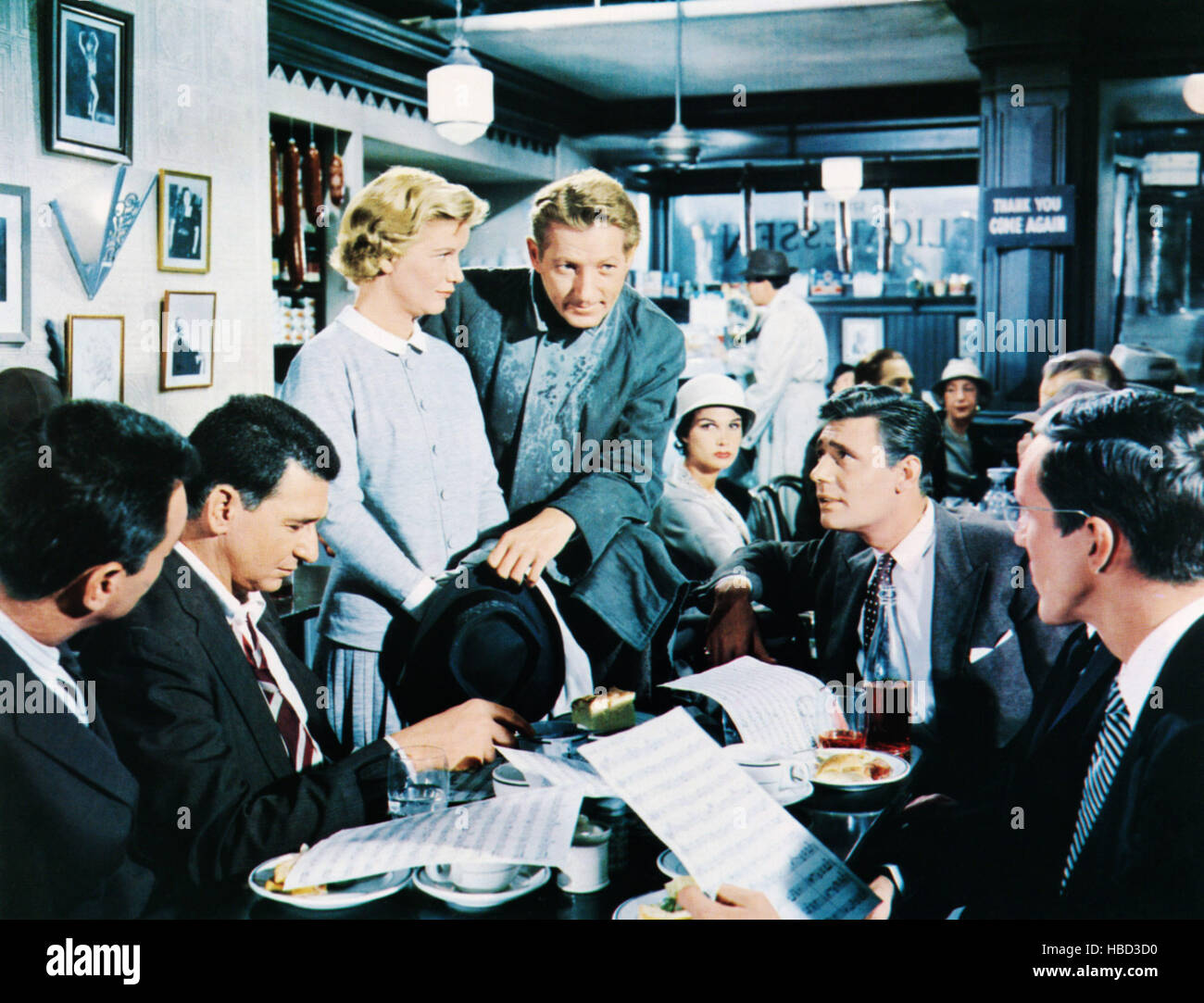 Les CINQ CENTS, debout de gauche : Barbara Bel Geddes, Danny Kaye comme ...
