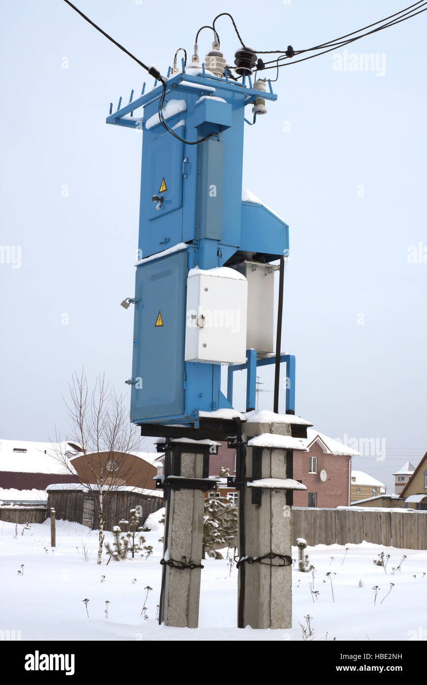 Voltage power transformer substation village Banque de photographies et ...