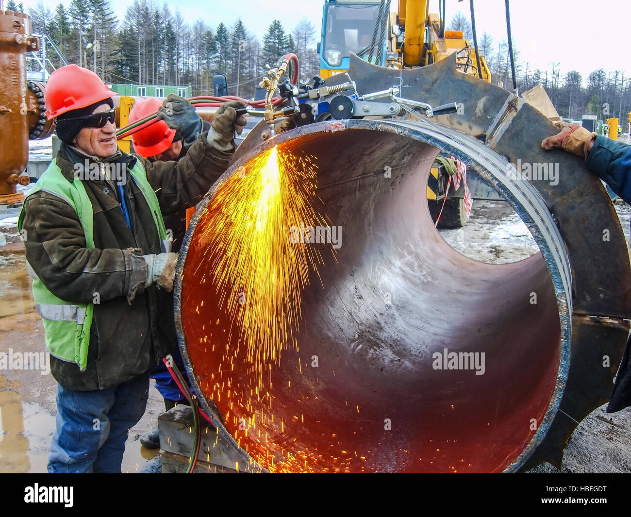La sécurité au travail. La soudure et l'installation du pipeline. En ...