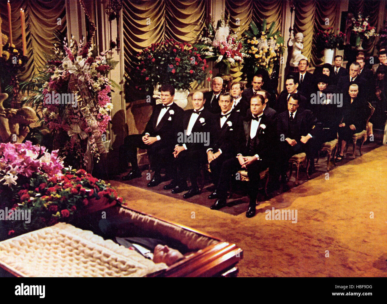 ST. VALENTINE'S DAY MASSACRE, Ralph Meeker (R), John Agar (en cercueil ...