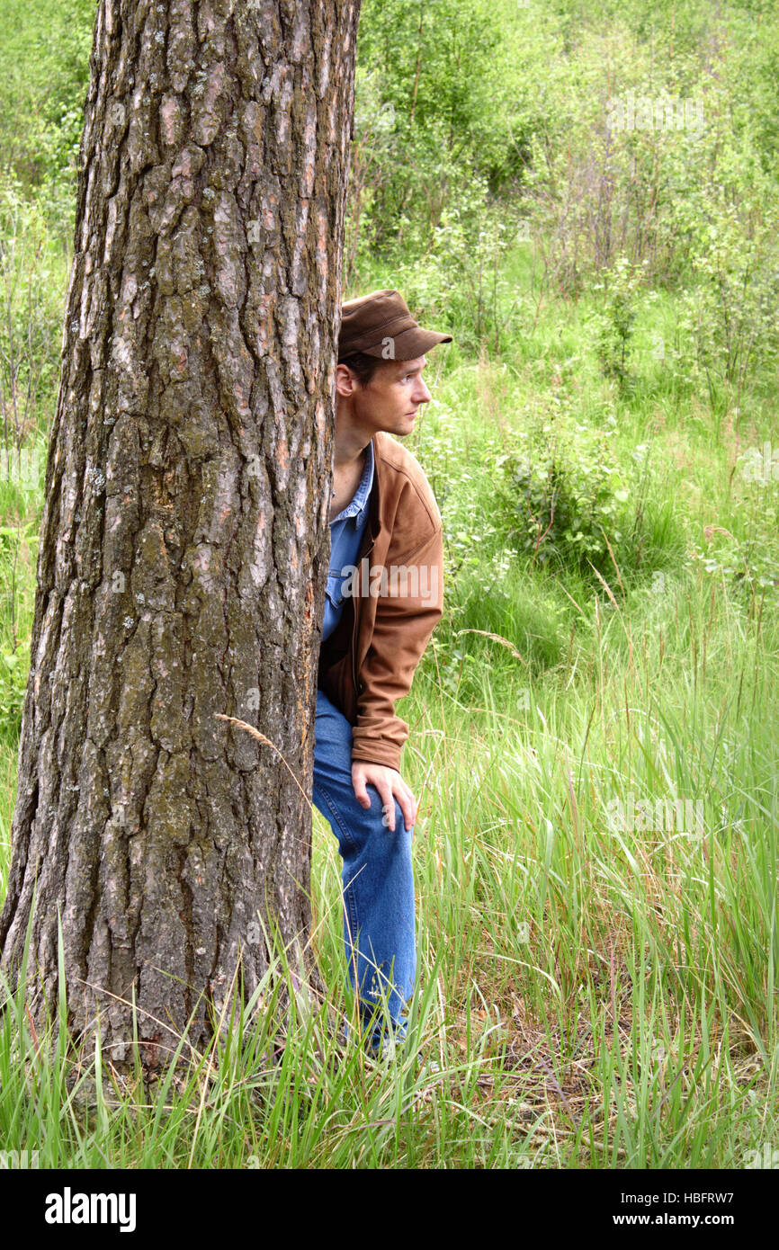 Homme qui marche dans les bois Banque de photographies et d’images à ...