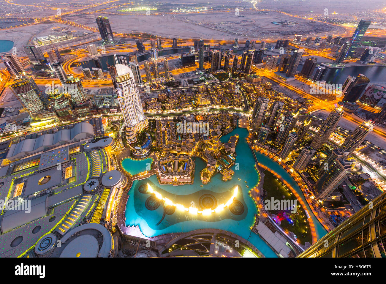 Vue depuis la terrasse d'observation de Burj Khalifa, Dubai Fountain ...