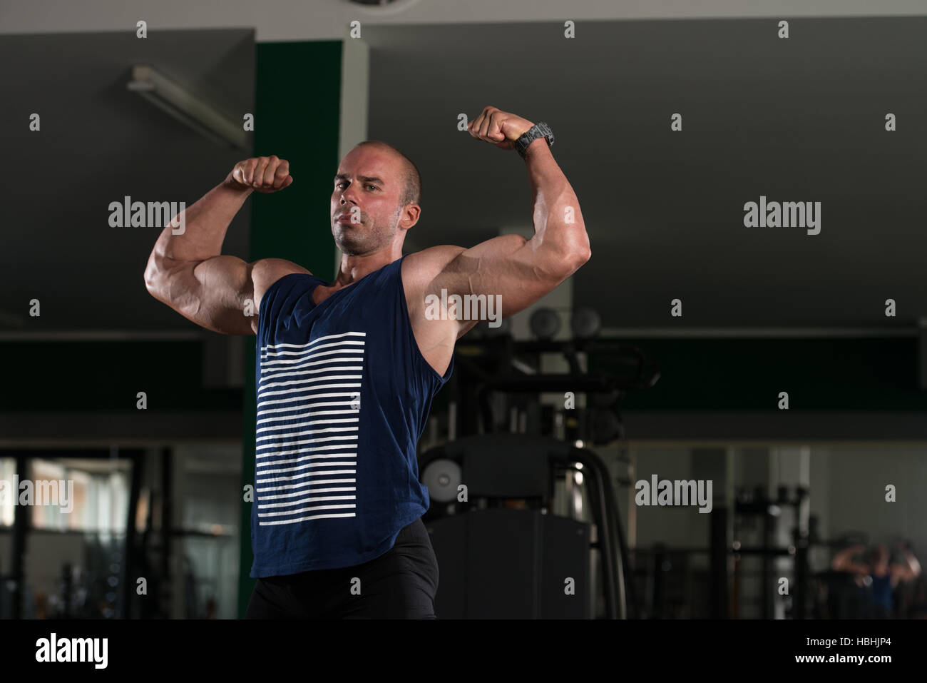 Portrait d'un homme en bonne condition physique montrant son corps bien ...