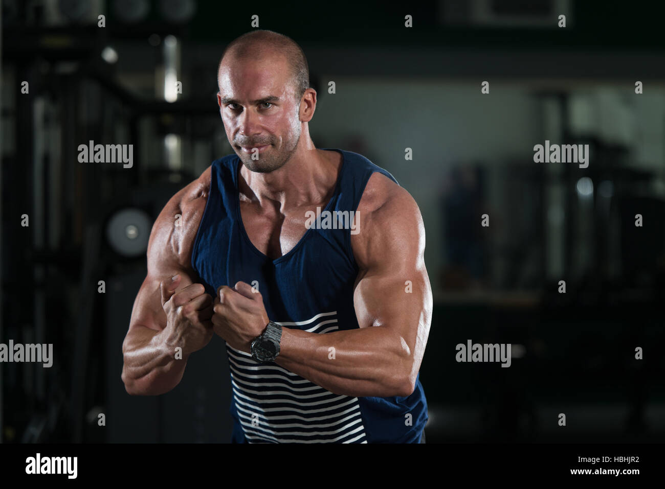 Portrait d'un homme en bonne condition physique montrant son corps bien ...