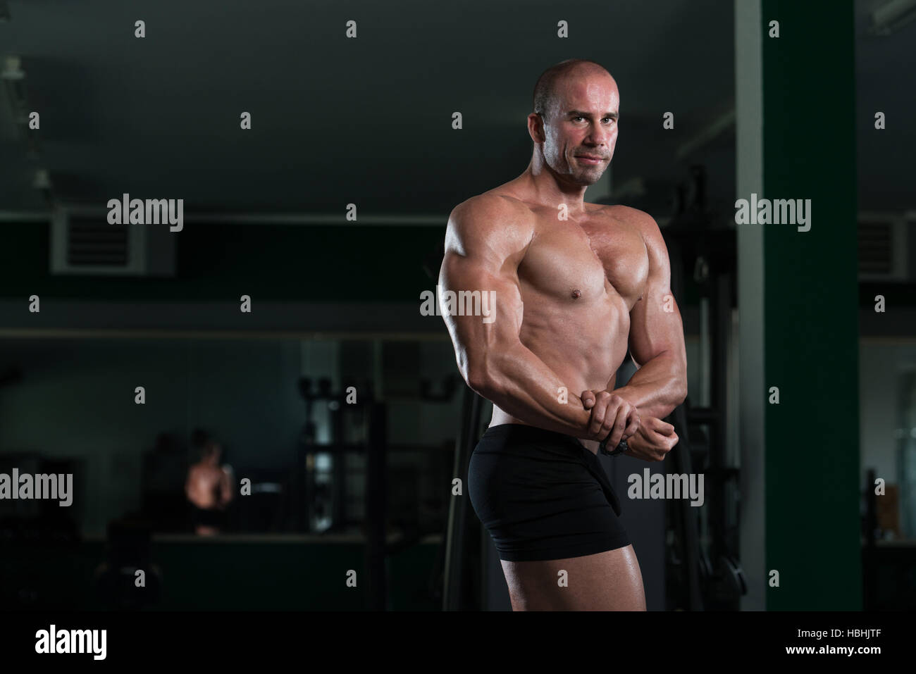 Portrait d'un jeune homme en bonne forme physique montrant son corps ...