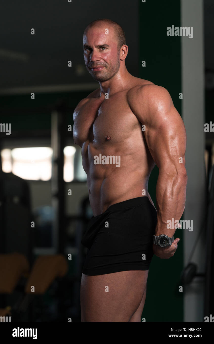 Portrait d'un jeune homme en bonne forme physique montrant son corps ...