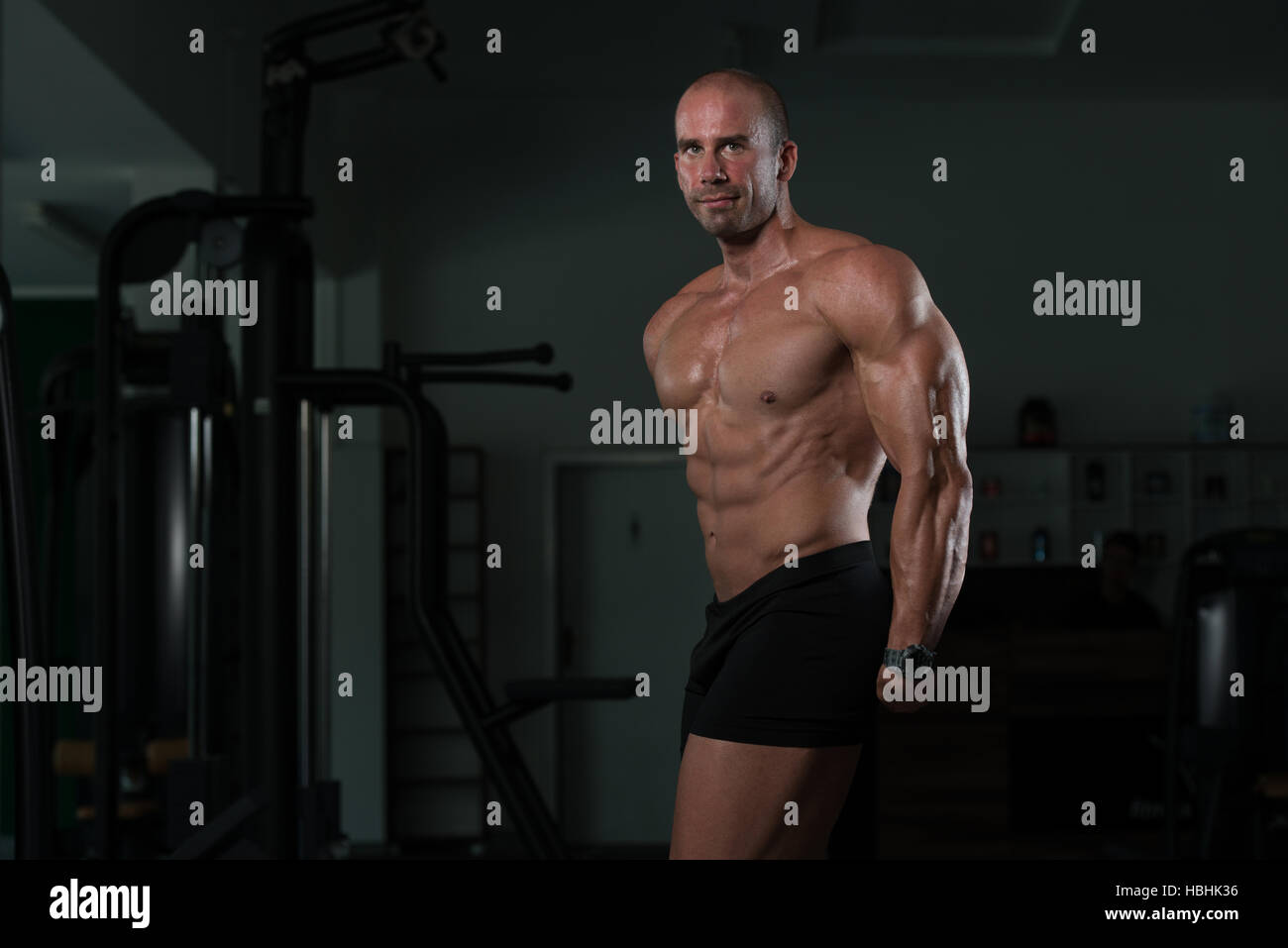 Bodybuilder Posing dans différentes poses démontrant leurs muscles ...