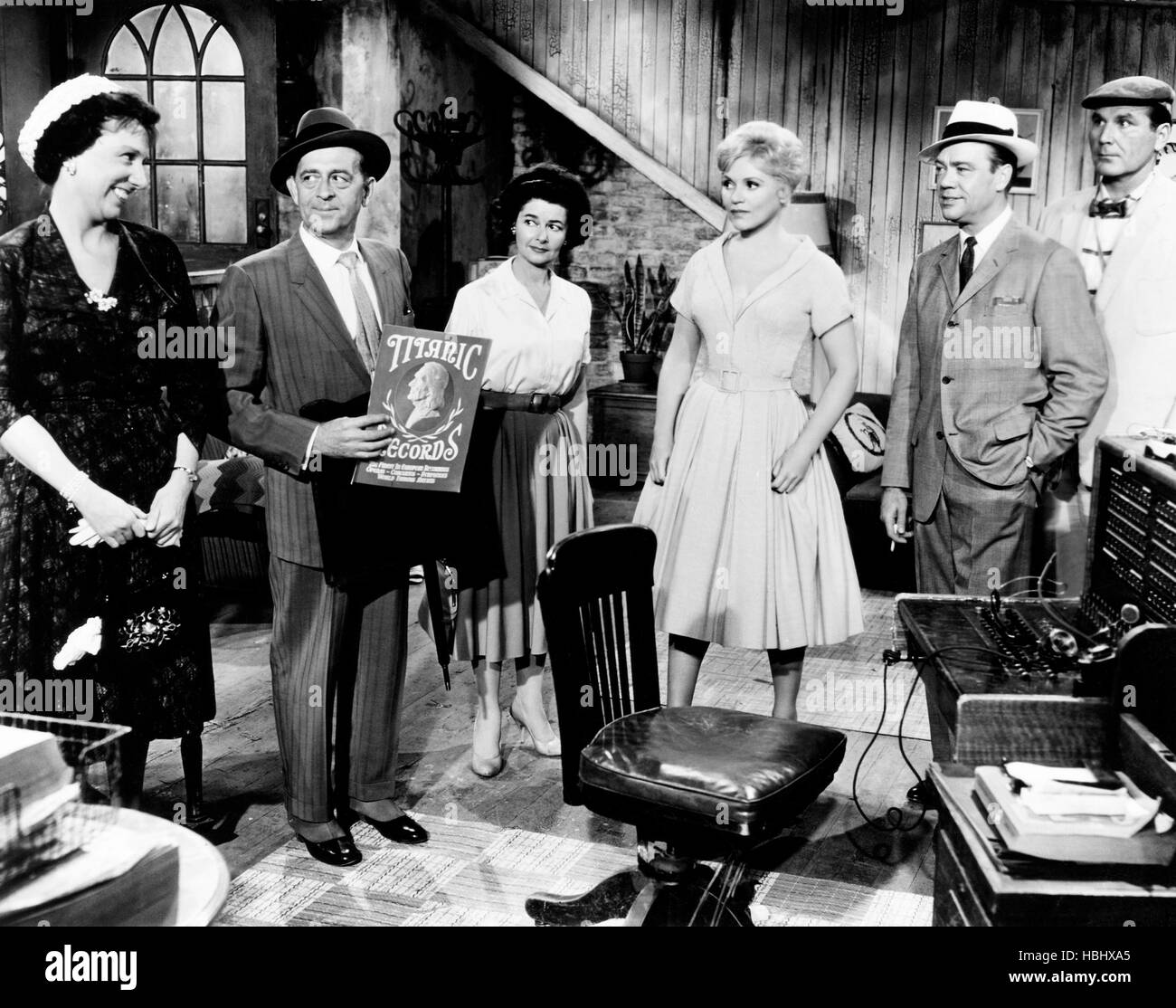 Cloches SONNENT, de gauche à droite : Jean Stapleton, Eddie Foy Jr ...