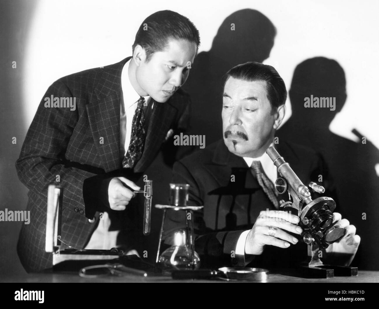 CHARLIE CHAN À Broadway, à partir de la gauche : Keye Luke, Warner ...