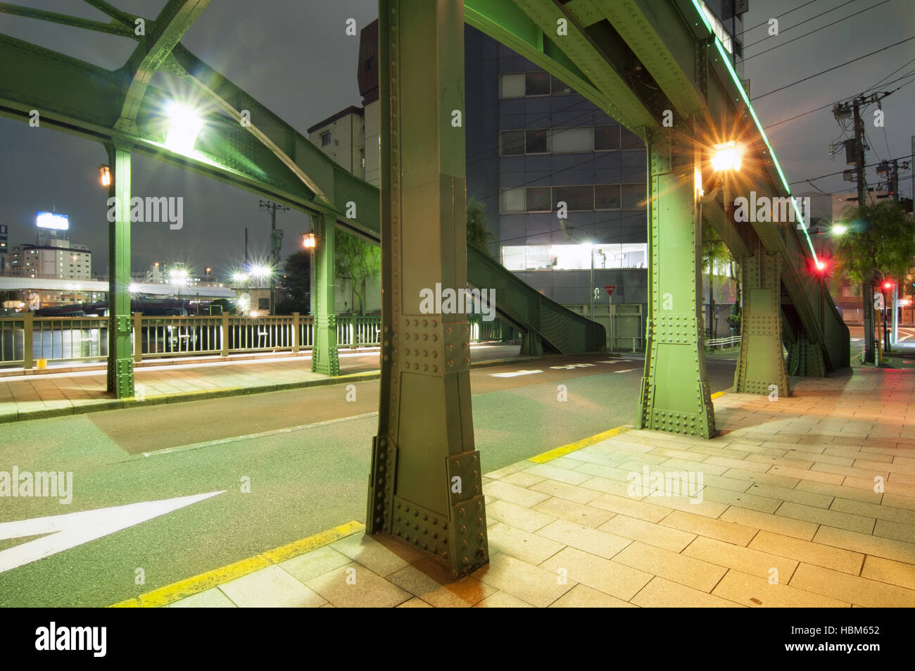 Rue de nuit Banque de photographies et d’images à haute résolution - Alamy