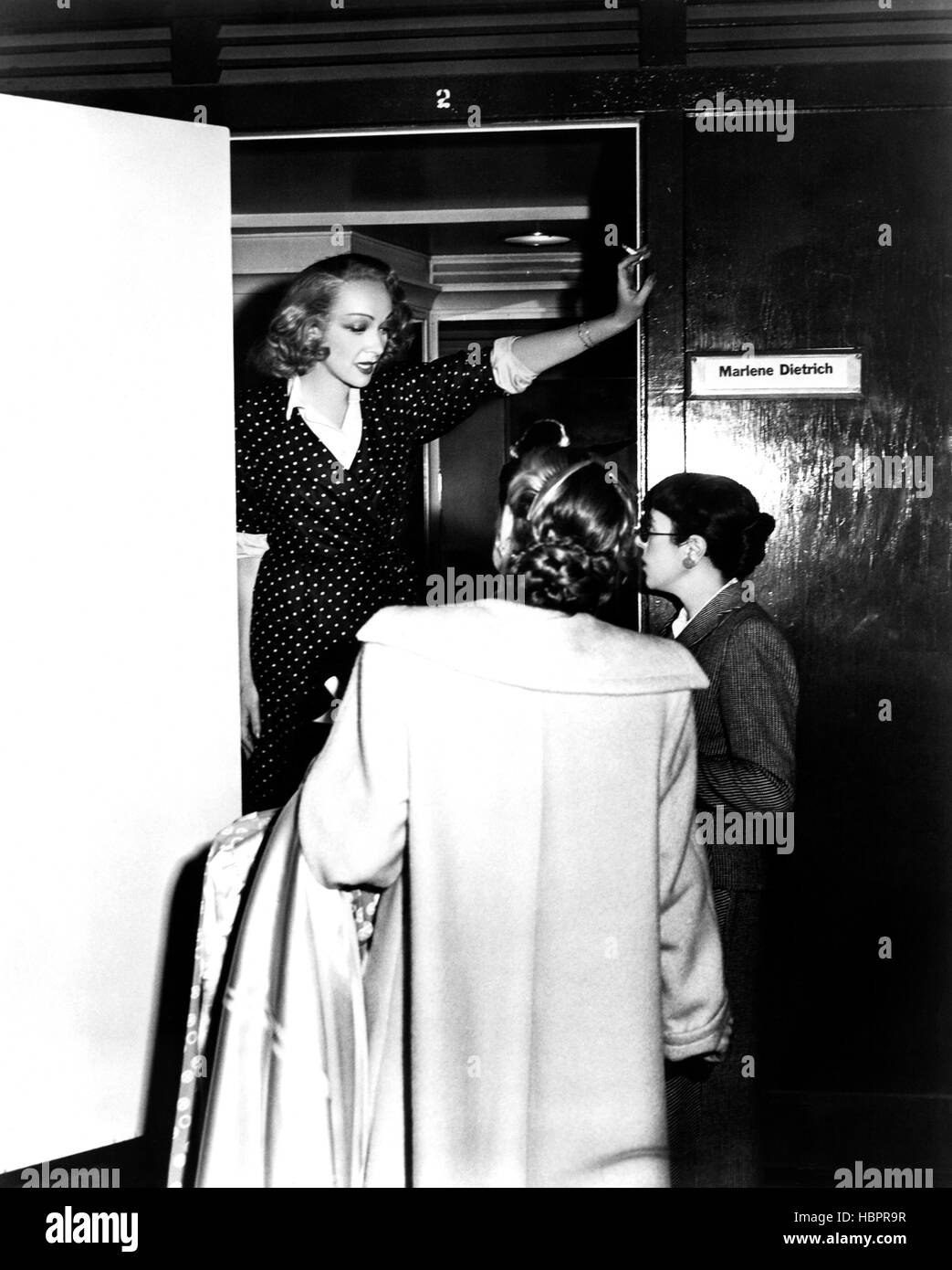 Afa, Marlene Dietrich est titulaire d'un armoire conférence avec Edith ...