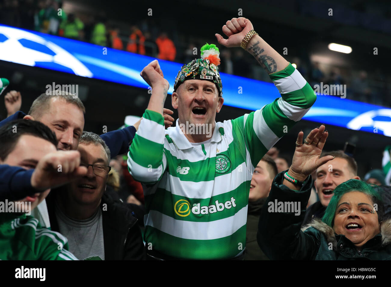 Les fans celtiques montrent leur soutien dans les tribunes Banque de ...